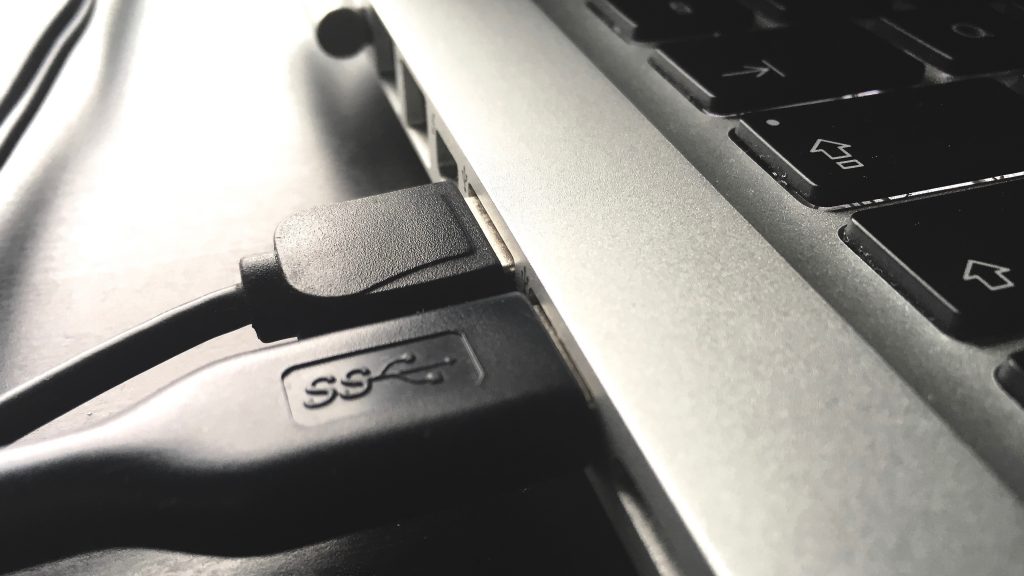 Kenapa Charge HP di Laptop Lama Penuh?